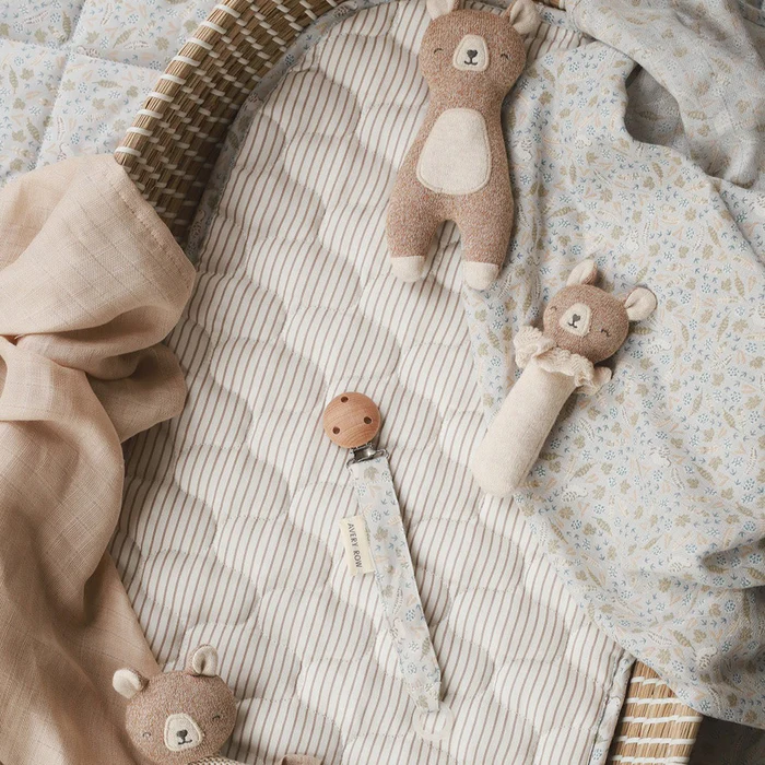 Knitted Baby Rattle - Bear - Avery Row | Veille sur toi
